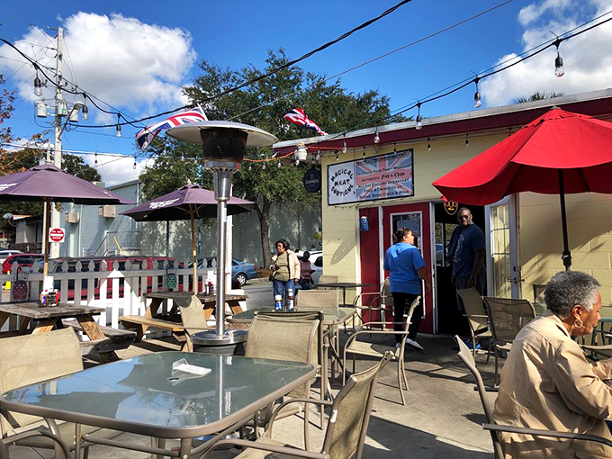 The outdoor seating area offers Florida sunshine with your British fare &ndash; a combination the colonists never imagined but we heartily approve.