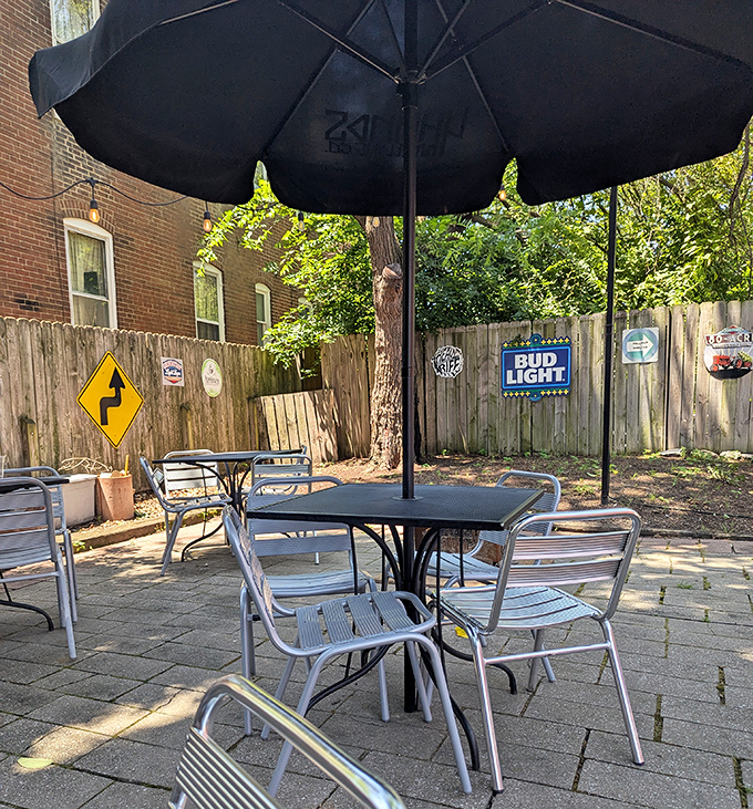 Al fresco dining for when your burger needs some Missouri sunshine &ndash; and you need witnesses to your joy.