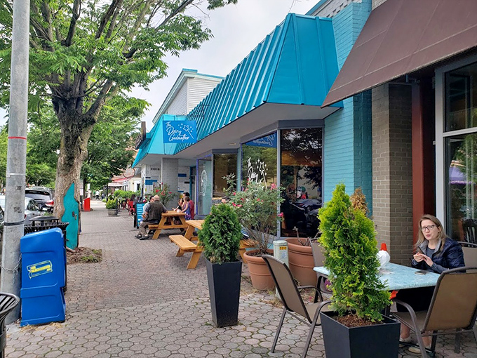 Al fresco custard enjoyment along Del Ray's charming sidewalks. Those picnic tables have witnessed countless "brain freeze" moments.