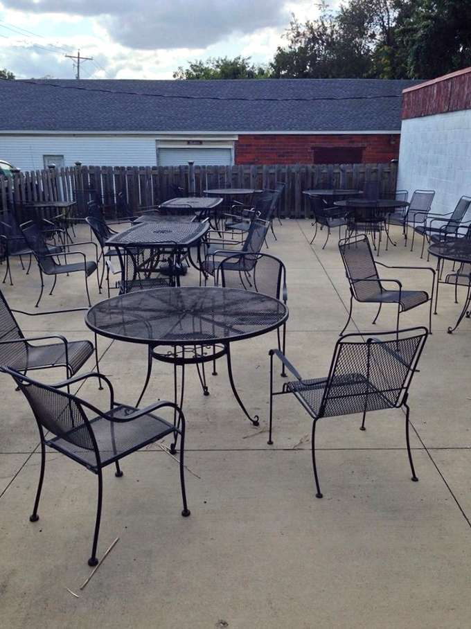 When Ohio weather cooperates, the patio offers al fresco dining that turns a simple pizza night into a proper evening out.