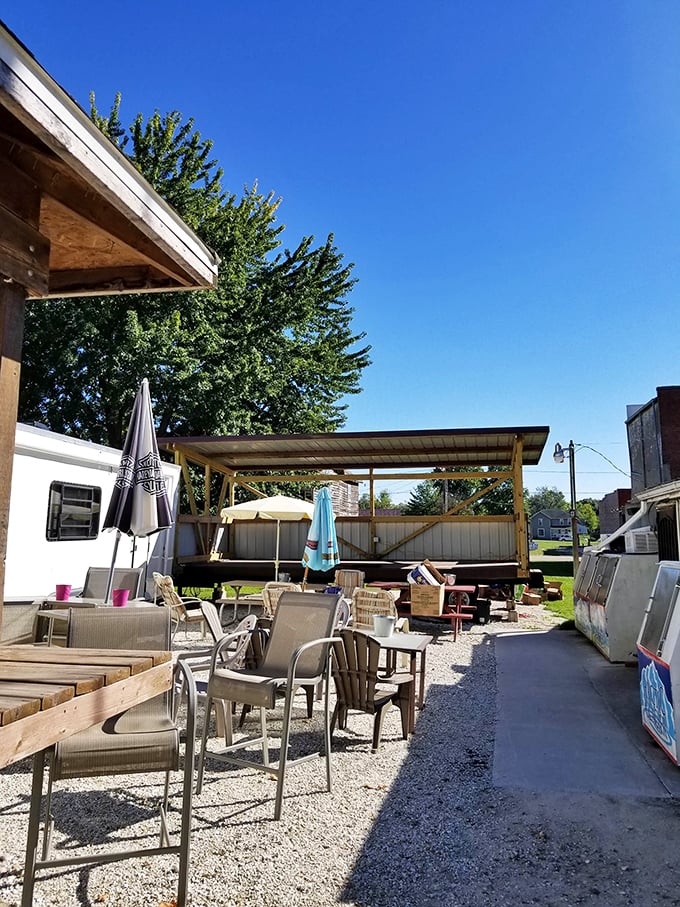Outdoor seating for those rare perfect Illinois days when the weather, your hunger, and your schedule align for a moment of pork tenderloin bliss.