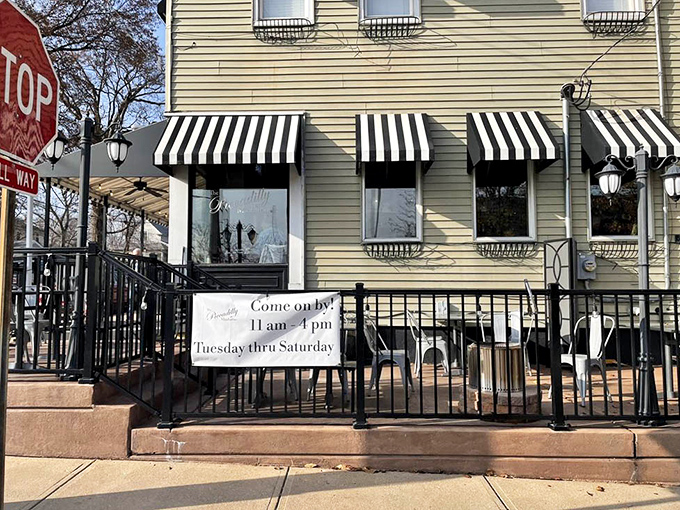 Street-side seating where you can watch St. Louis go by while your meal works its magic.
