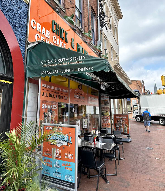 Sidewalk seating where you can watch Annapolis stroll by while tackling a sandwich that requires both hands and possibly backup.
