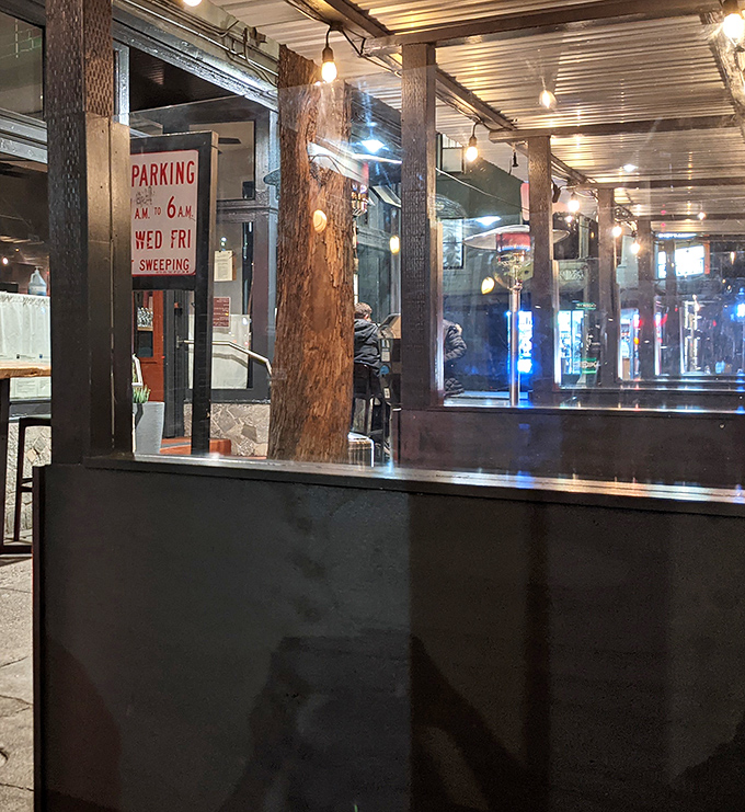 Al fresco dining for those who want their sardine chips with a side of San Francisco people-watching.