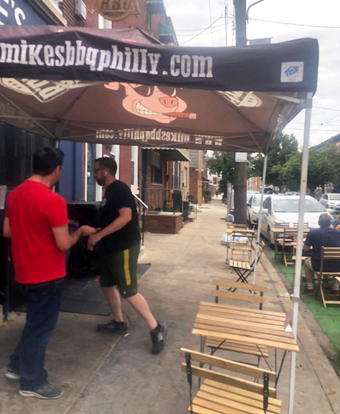 Sidewalk seating for those who can't wait to dig in or who prefer their barbecue with a side of people-watching.