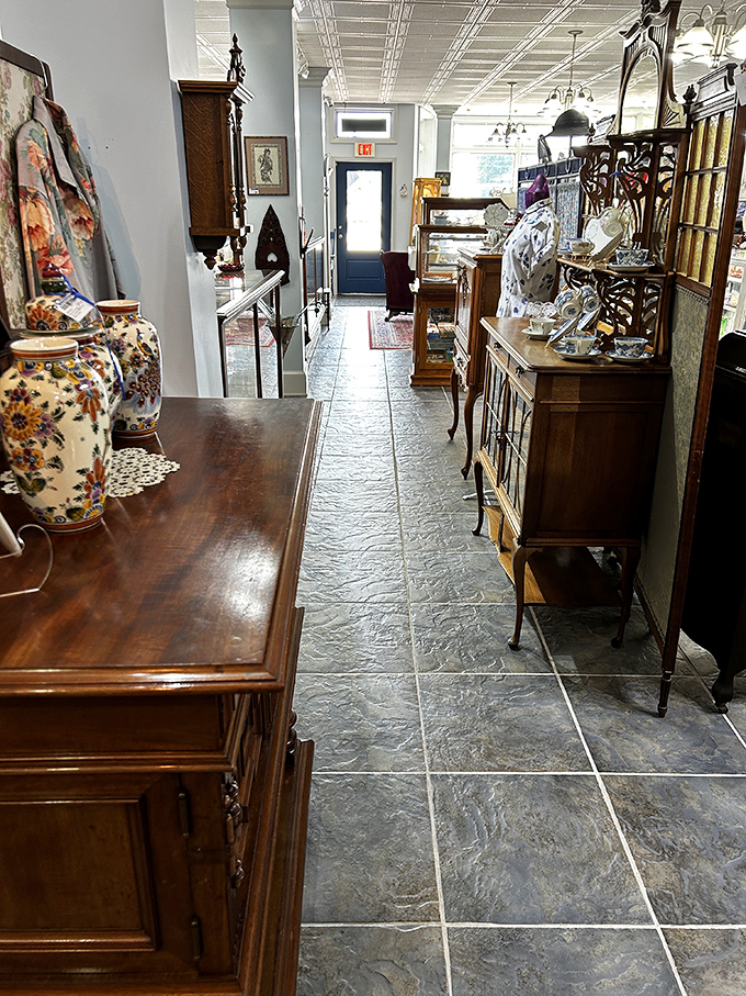 Narrow pathways lined with treasures create the perfect treasure-hunting experience. Indiana Jones never had it this good&mdash;or this organized.