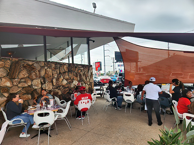 Outdoor dining at Pann's: where the LA sunshine meets comfort food in a match made in California heaven.