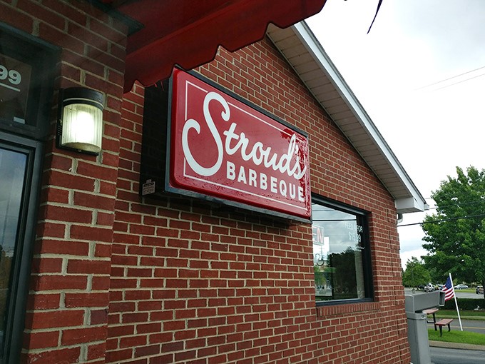 The red sign that barbecue pilgrims follow like a beacon. When you see this, you know you're just moments away from Tennessee smoke ring nirvana.