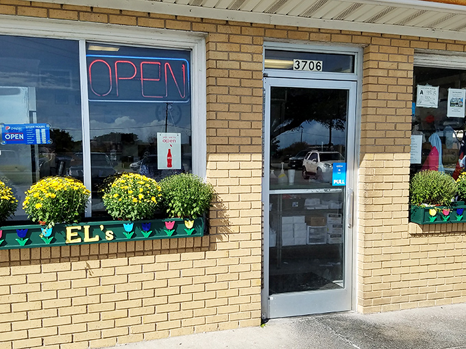 Cheerful yellow mums welcome visitors to El's front entrance. Even the flower boxes say "You're about to have a really good meal."