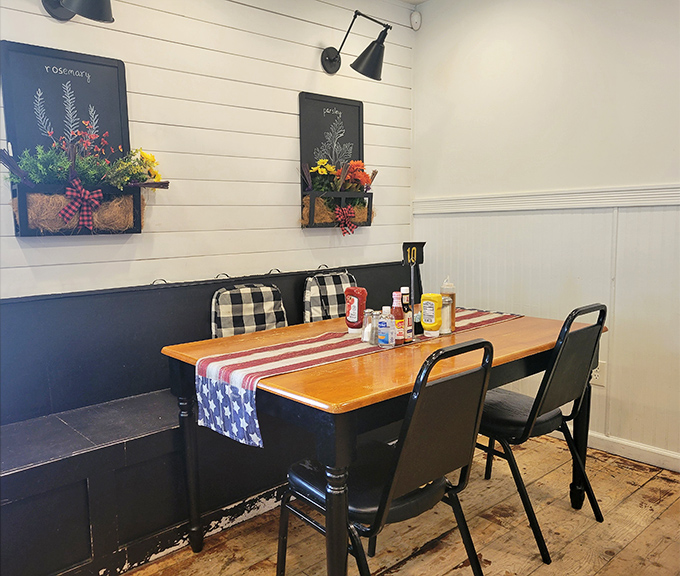 Stars and stripes table runners remind you that American comfort food is the true patriot's choice. Salute your appetite!