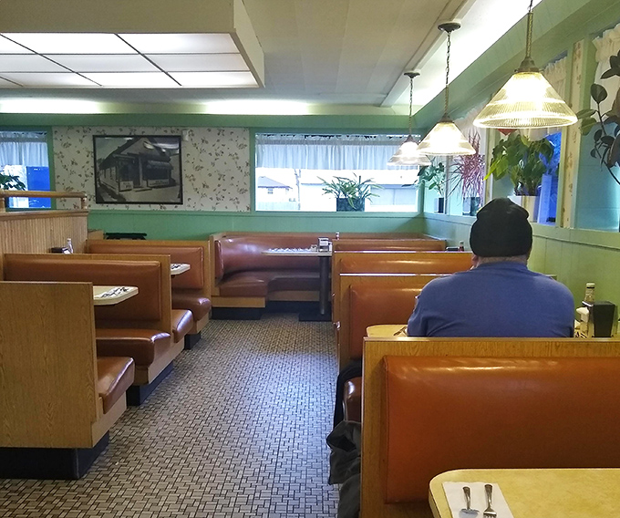 These booths have witnessed first dates that led to marriages, job celebrations, and countless "let's just grab a quick bite" meals that turned into hours of conversation.