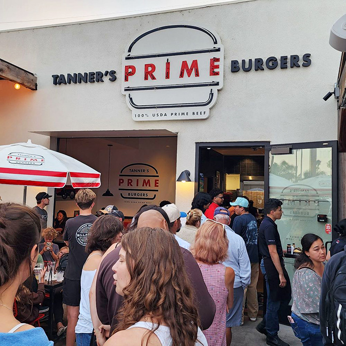 The line outside Tanner's speaks volumes&mdash;these people know that patience leads to burger paradise. Some treasures are worth waiting for.