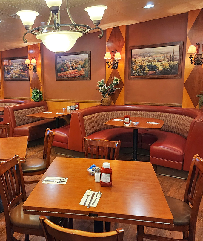 These curved booths have cradled the backsides of studio executives, crew members, and everyday Burbank residents alike. Democracy in dining.