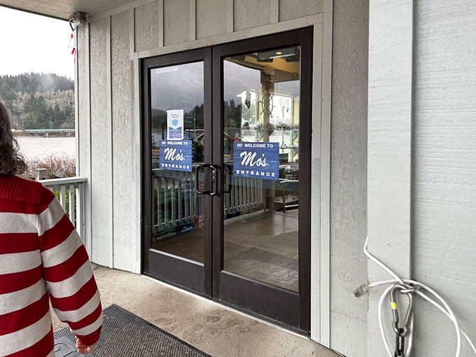 The entrance to Mo's&mdash;like the wardrobe to Narnia, except instead of a magical snow kingdom, you're entering a realm of seafood delights and coastal comfort.