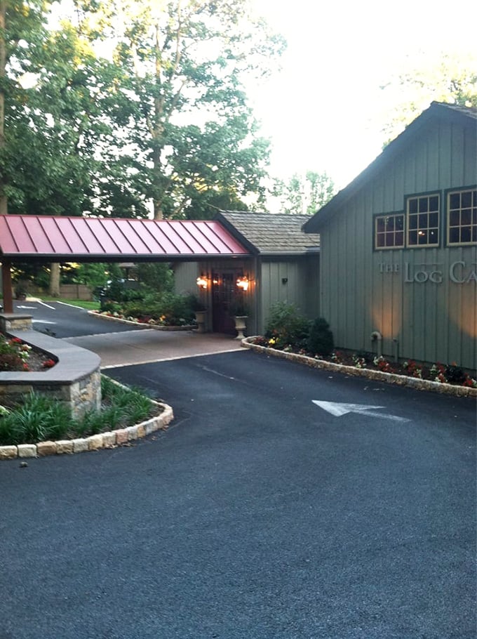 Twilight transforms the entrance into something magical&mdash;like the wardrobe to Narnia, only instead of a witch, you'll find cr&egrave;me br&ucirc;l&eacute;e.