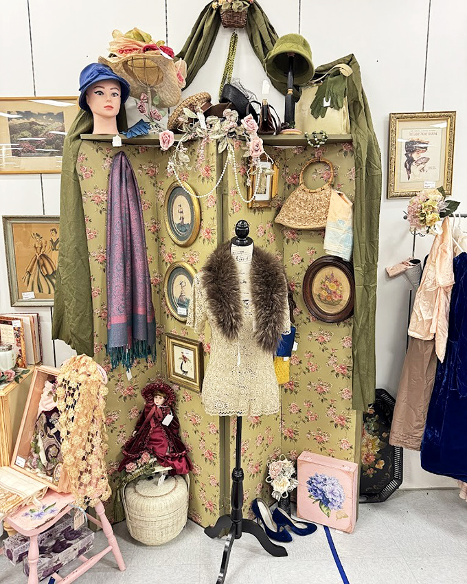 A fashion vignette that would make Downton Abbey's costume department envious &ndash; complete with fur stole and vintage handbags.