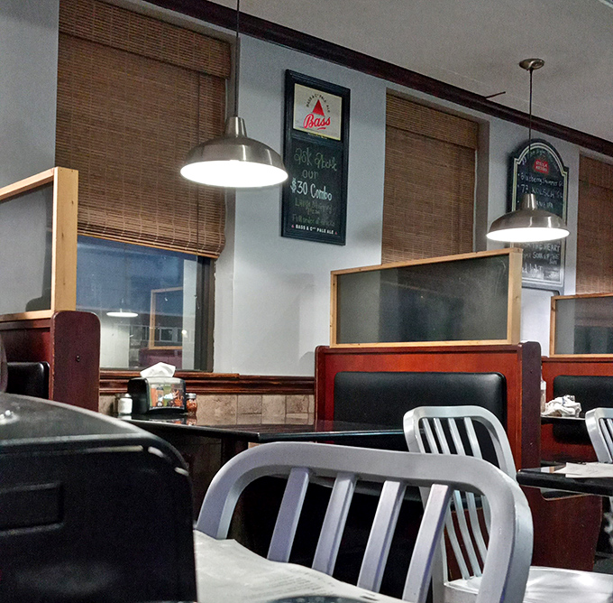 Simple d&eacute;cor lets the food be the star. These unassuming booths have supported the weight of countless food comas and "I can't believe I ate the whole thing" moments.