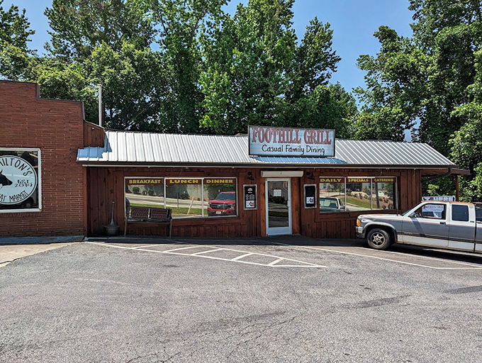 The modest exterior belies the breakfast paradise within, like a delicious secret hiding in plain sight.