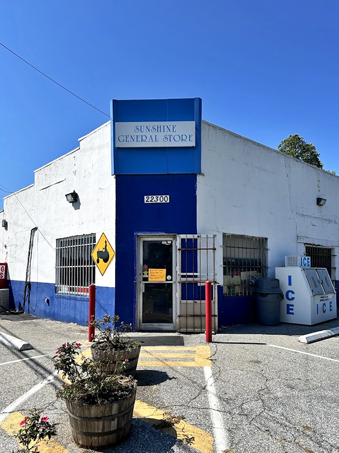 Under clear blue Maryland skies, this humble building has earned its place as a culinary landmark that defies its unassuming appearance.