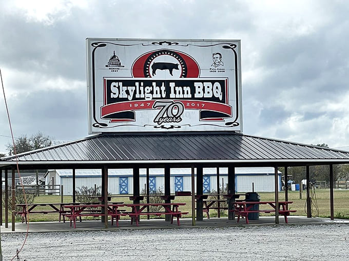 The outdoor pavilion&mdash;where picnic tables await those who can't bear to drive away before diving into their paper trays of smoky treasure.