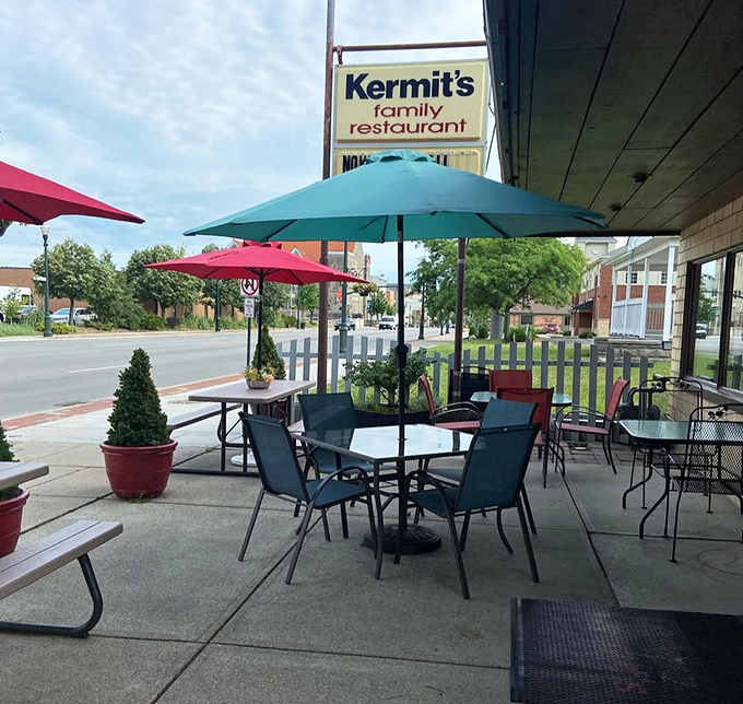 Ohio summers were made for outdoor dining under colorful umbrellas, where street views complement your breakfast skillet perfectly.