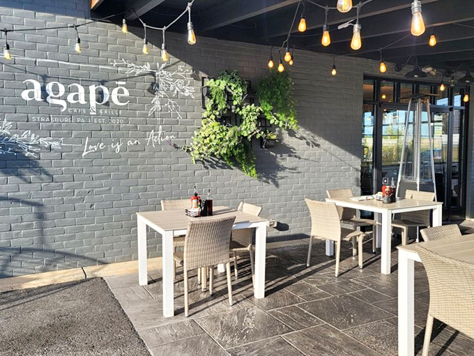 Al fresco dining with a side of Pennsylvania charm&mdash;where fresh air makes everything taste even better.