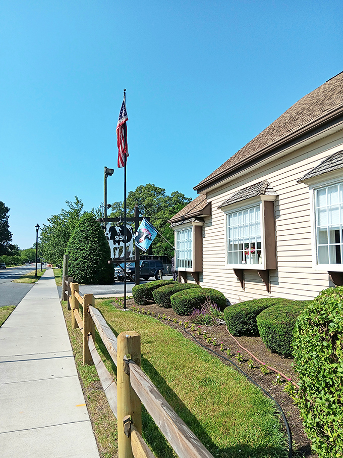 Manicured landscaping and an American flag&mdash;as traditional as the comfort food served inside. Norman Rockwell would approve.