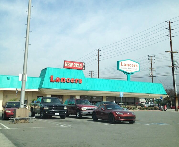 The parking lot view that promises good things to come. That sign has guided hungry travelers for generations.