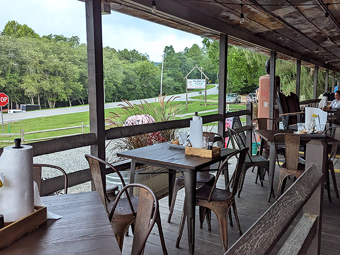 Outdoor seating that lets you commune with nature while communing with smoked meat&mdash;a multisensory experience that feels distinctly Georgian.