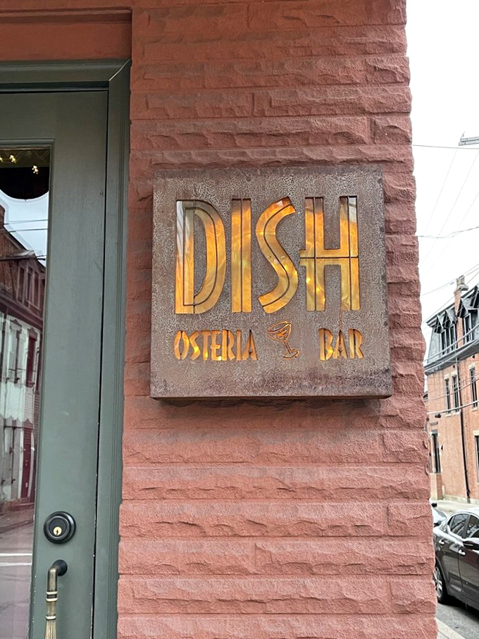 The illuminated sign announces your arrival at the promised land of proper Italian dining&mdash;no red-checkered tablecloths in sight.
