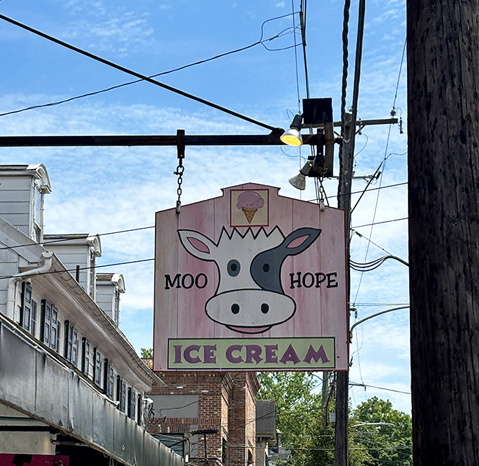 This iconic sign against the blue Pennsylvania sky has guided countless sweet-toothed travelers to their frozen destiny.