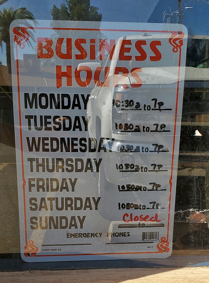 Business hours posted with no-nonsense clarity &ndash; closed Sundays because even fry bread perfectionists need a day of rest.