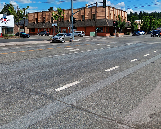 Just another ordinary intersection in an extraordinary town. When your traffic signal comes with mountain views, red lights become photo opportunities.