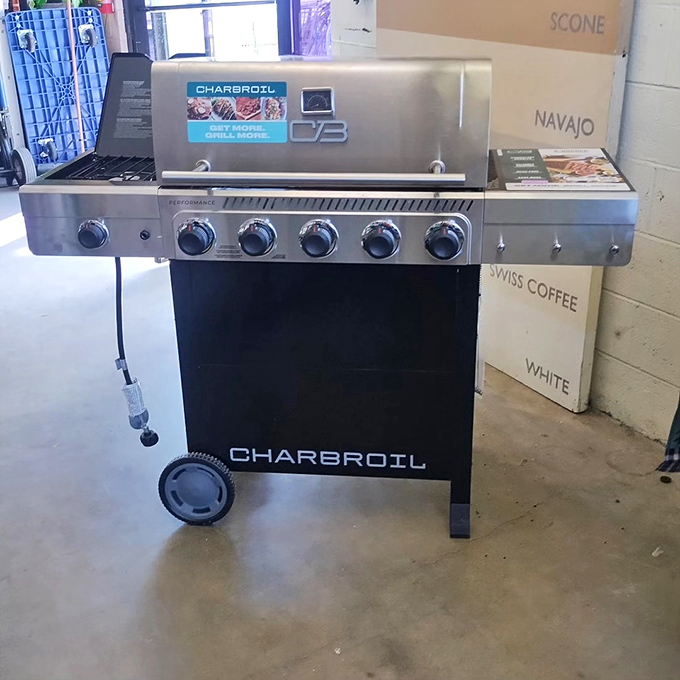 Barbecue dreams don't have to go up in smoke! This barely-used Charbroil grill is ready for its second act in someone's backyard.