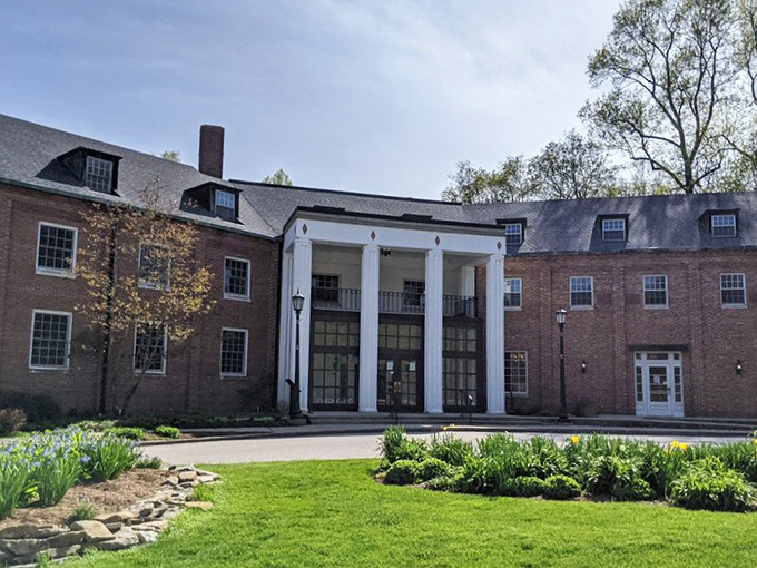 Rustic elegance awaits. Canyon Inn stands as a testament that "roughing it" can include comfortable beds, hot showers, and home-cooked meals after a day of adventure.