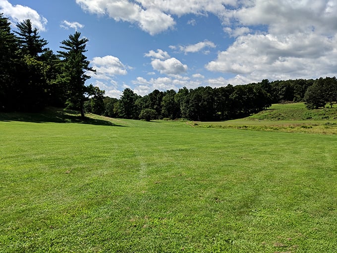 Cliff Park's rolling green expanse offers golfers views so distracting you'll blame them&mdash;not your swing&mdash;for that triple bogey on the back nine.