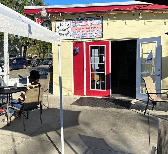 The cheery yellow exterior with bright red trim says "Come in for a pint" even before you read the sign. Resistance is futile!