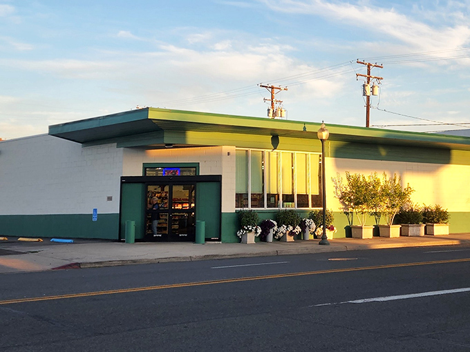 Four Corners Market brings a splash of mid-century modern design to Alturas, where even convenience stores have architectural personality.