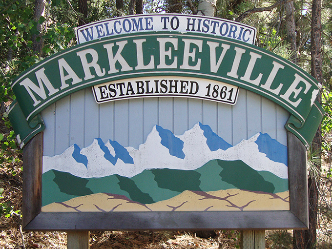 "Established 1861" isn't just a marketing slogan here—it's legitimate history. This welcome sign promises authentic mountain experiences, not tourist traps.