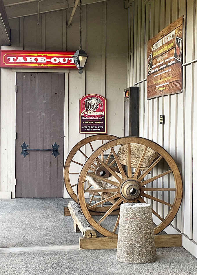 Even the take-out entrance promises Western authenticity. When the craving hits, Cattlemens ensures you can enjoy their legendary beef in the comfort of your own home.