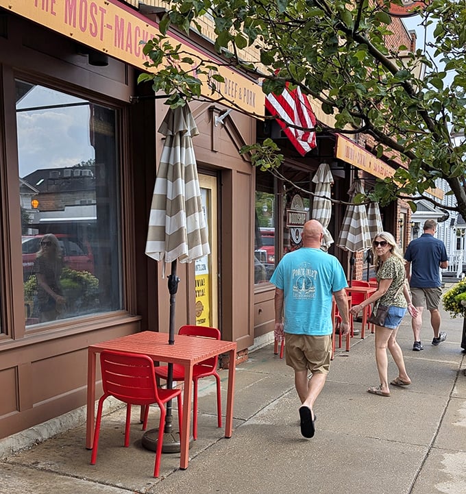 Red tables dot the sidewalk outside, offering al fresco dining where you can people-watch while sauce-watch (on your shirt) simultaneously.