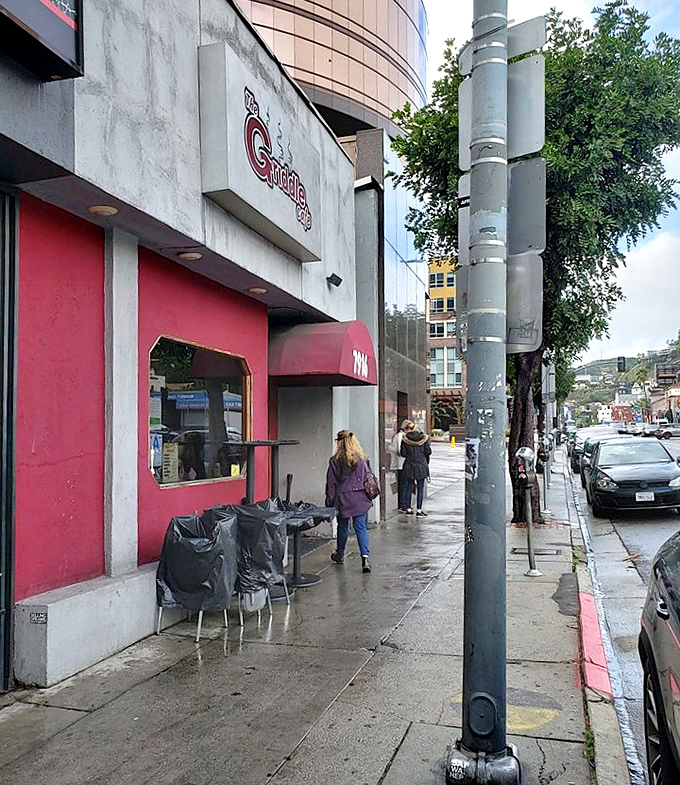 Even on rainy days, devoted breakfast pilgrims line up outside. Some quests are worth getting a little wet for.