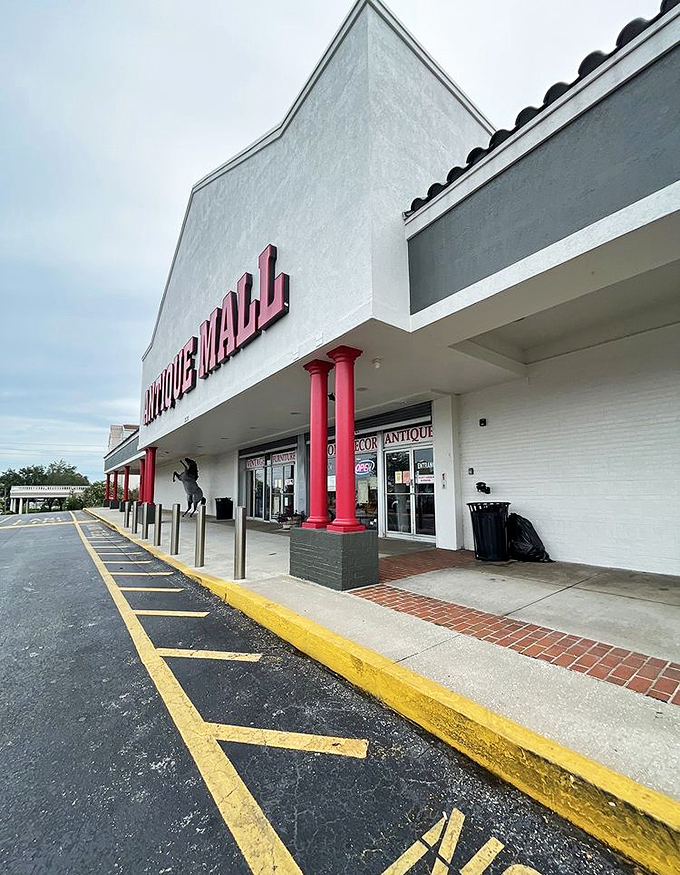 The distinctive fa&ccedil;ade with its bright columns makes the Lakeland Antique Mall impossible to miss, like a beacon for bargain hunters everywhere.