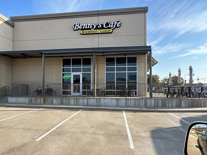 The exterior view that greets hungry visitors – a simple facade that belies the extraordinary breakfast experience waiting inside.