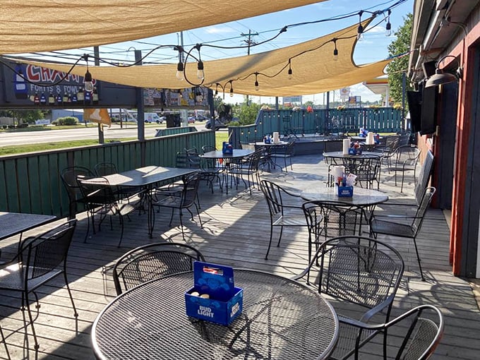 The outdoor patio—where Tennessee sunshine, cold drinks, and the anticipation of fried chicken create the perfect trifecta of dining happiness.