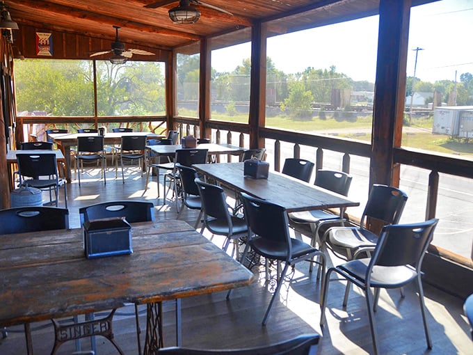 Screened-in porch dining: nature's company without nature's bugs. Enjoy those ribs with a side of Missouri scenery.