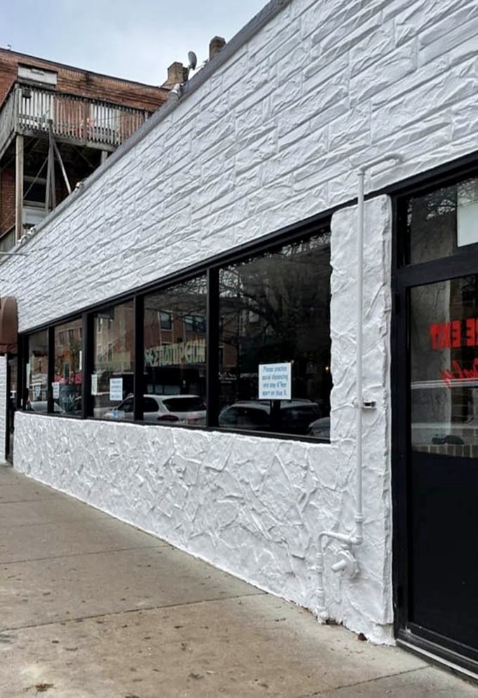 The white-washed exterior might not scream "culinary destination," but locals know that true flavor often hides in plain sight.