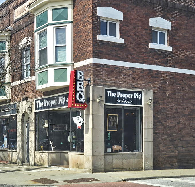 Corner location means twice the windows to torture passersby with views of what they're missing inside.