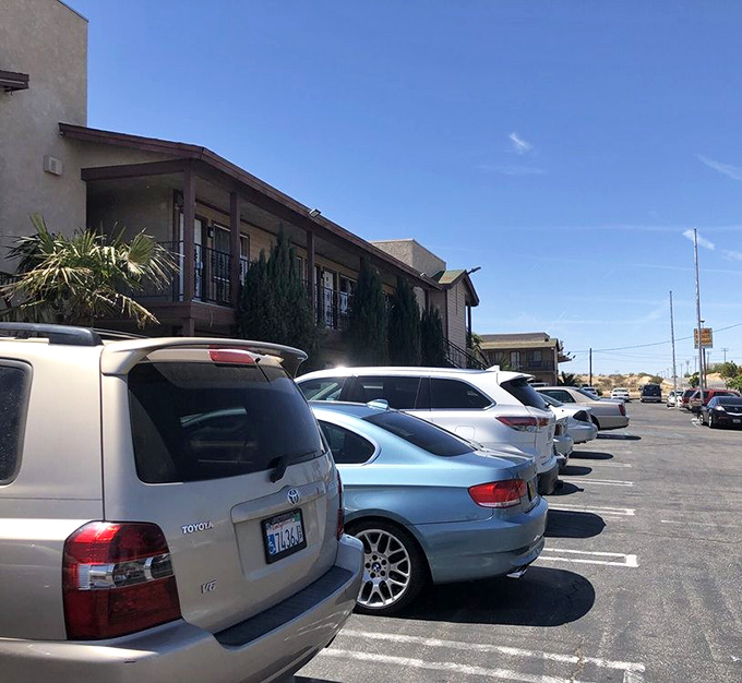A full parking lot &ndash; the universal sign language for "The food inside is worth whatever wait you might encounter." Desert pilgrims have arrived!