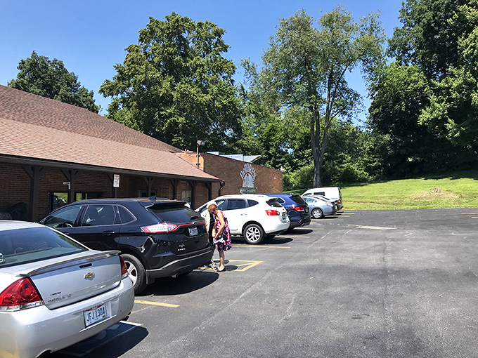 Plenty of parking means no circling like a hungry vulture—just park and get your chicken fix.